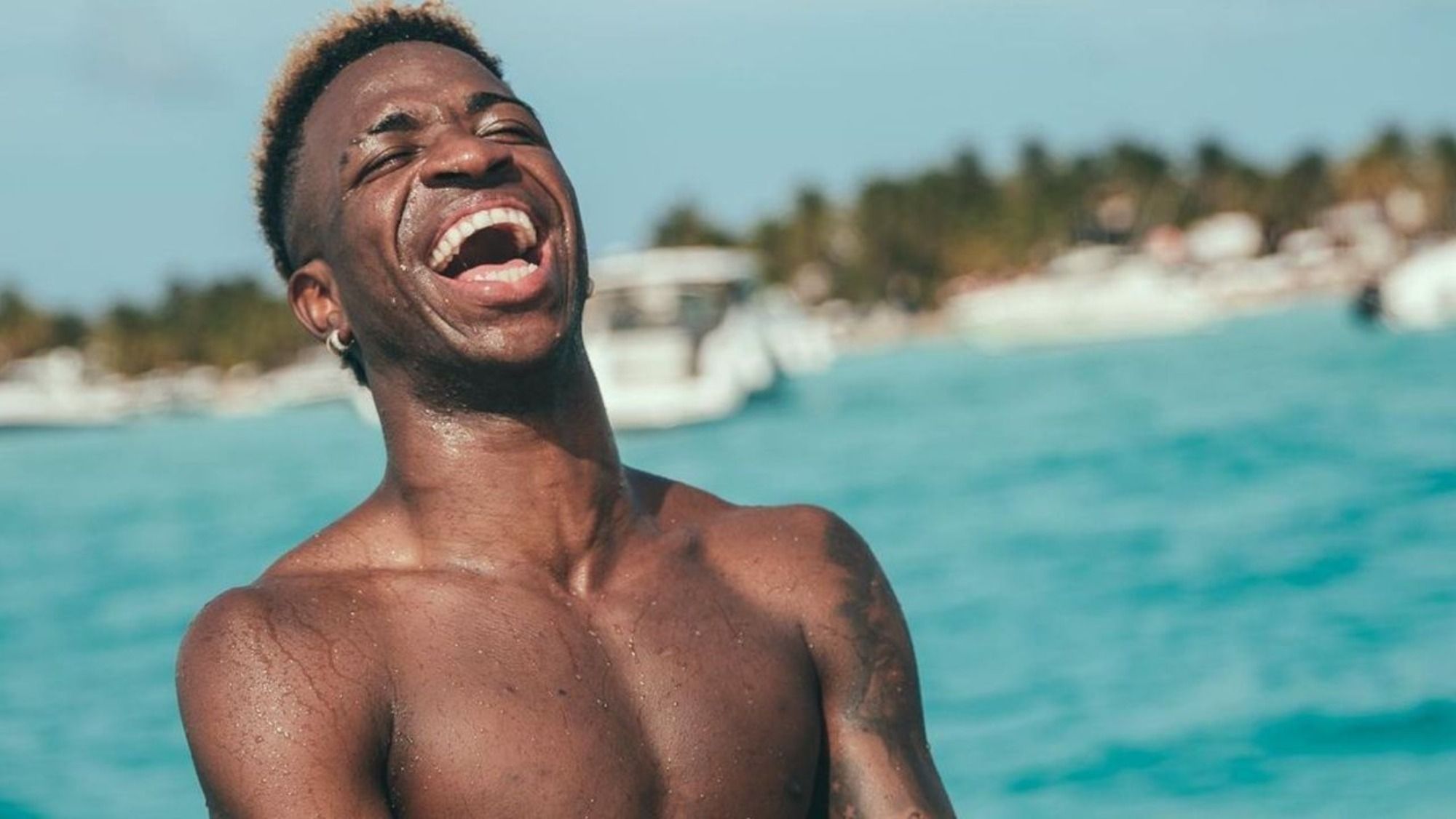 Vinicius, 'cazado' en Brasil con su nueva novia: salieron juntos de la mano