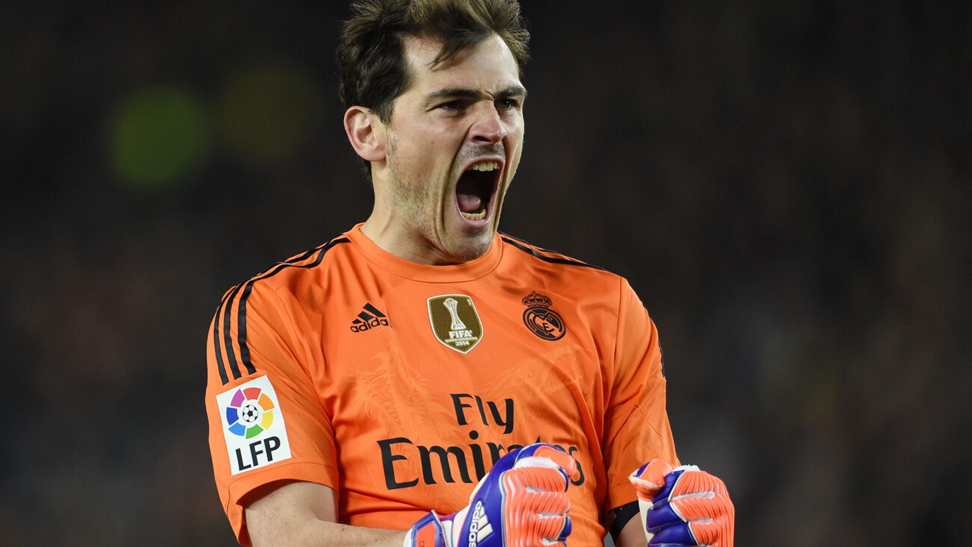 Casillas regresa a los terrenos de juego de la forma más surrealista: el Santo deja a todos de ...