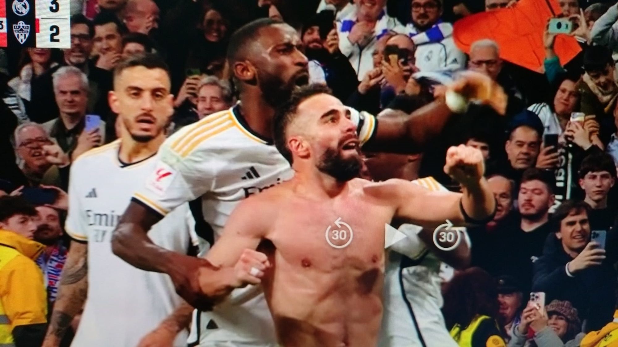 Carvajal hace estallar el Bernabéu: gol ‘in extremis’ para remontar