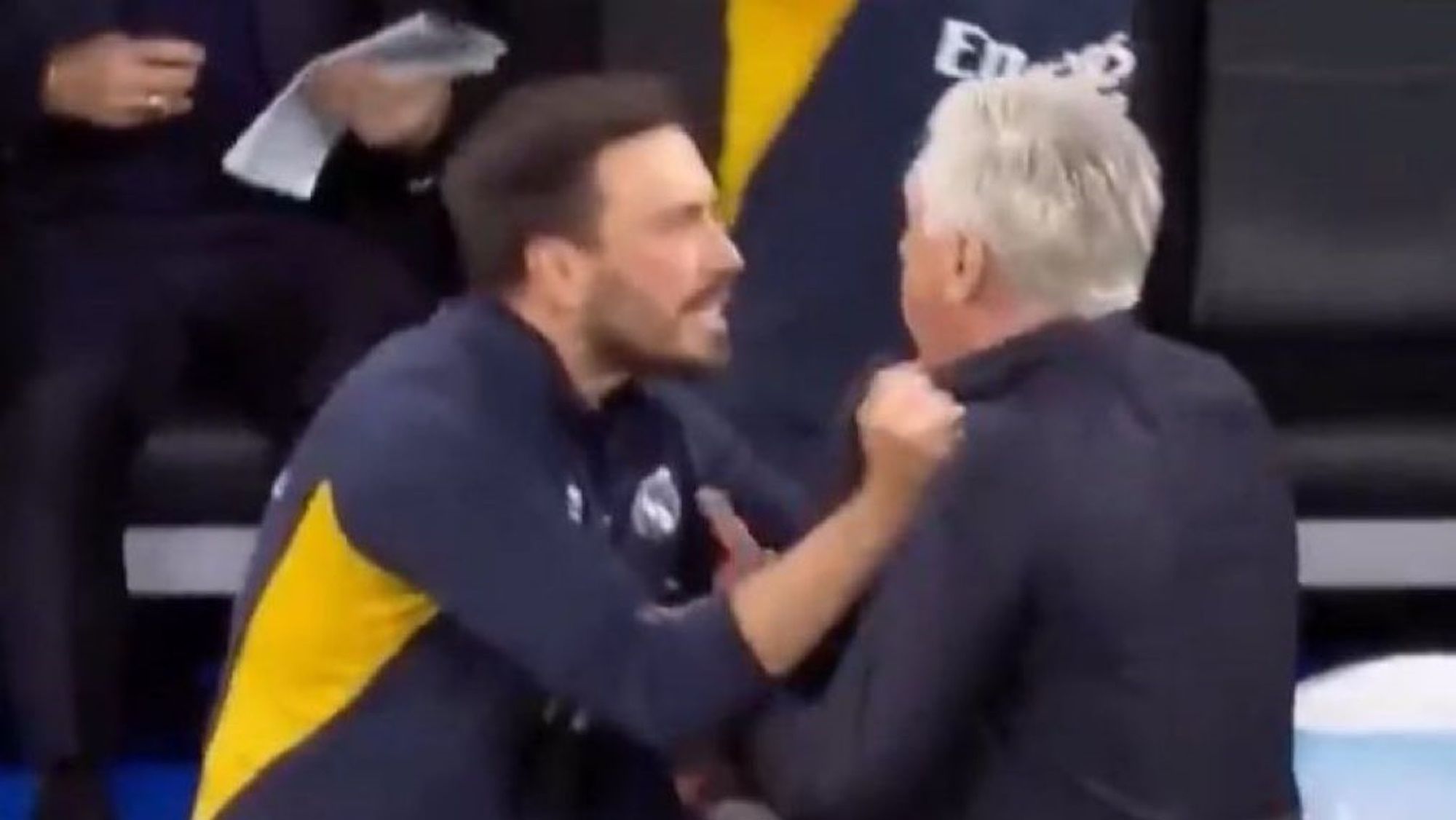 Davide Ancelotti pierde los nervios en el banquillo y lo paga con su padre: imagen surrealista