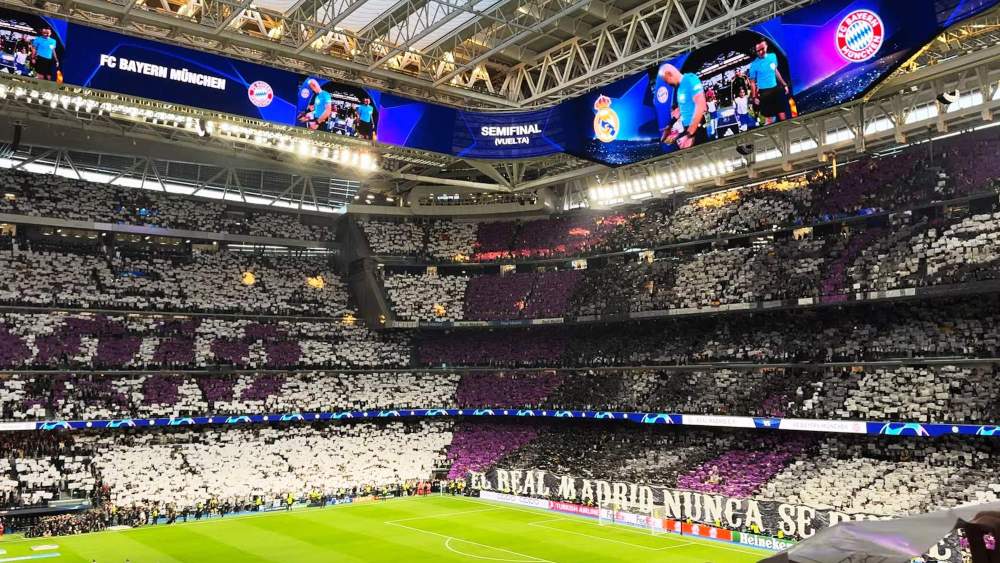 Revolución en el Bernabéu, así lució ayer con las pruebas de iluminación en la fachada